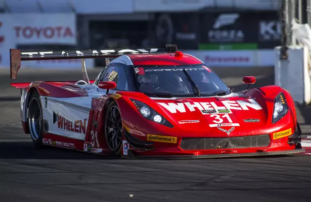 Cameron remata a práctica de apertura en Long Beach