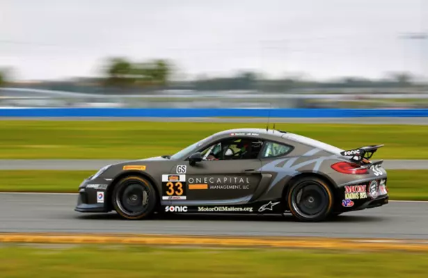 A Porsche Caymans uralja a CTSC Roar 24 teszt előtt