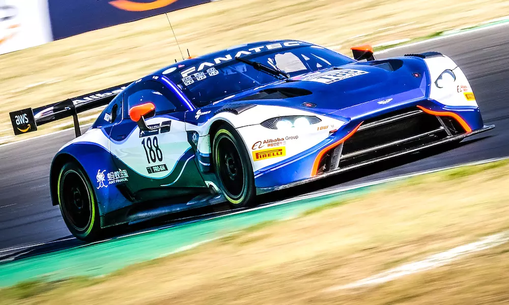 Adam behaalt een mijlpaal in de algemene sprint in Pro-Am Aston 1691_1