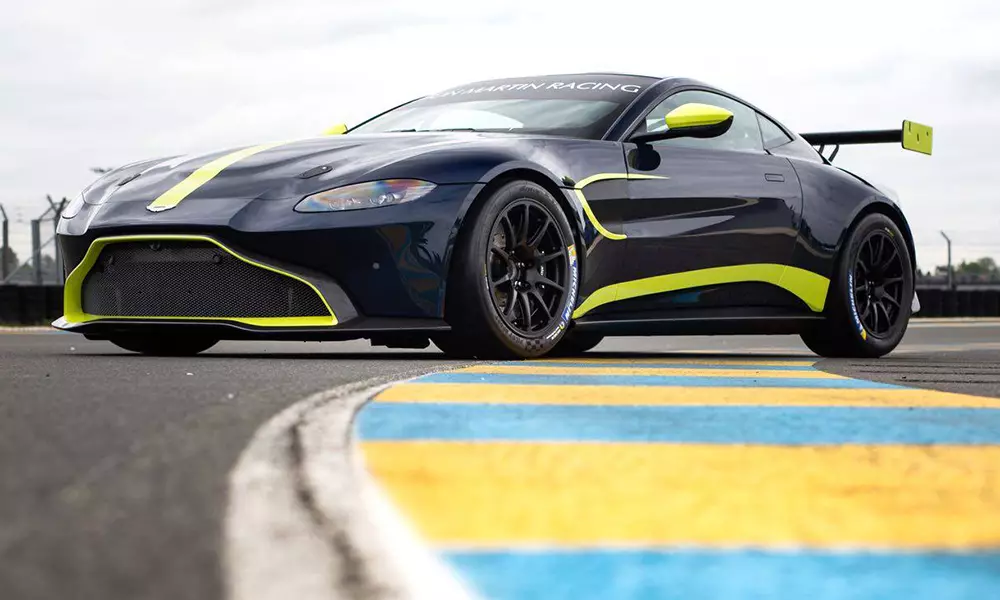 Аўтаматычны гоначны набор для дэбютнага новага Aston Martin GT4 19185_2