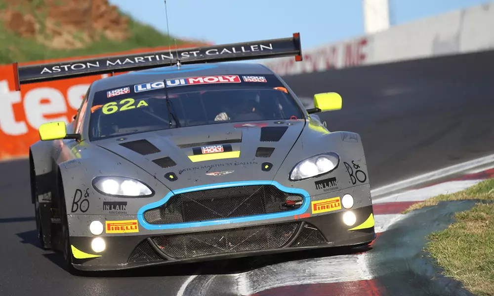 Dennis: Bathurst Podium Run lähetti Vantage GT3:n pois 