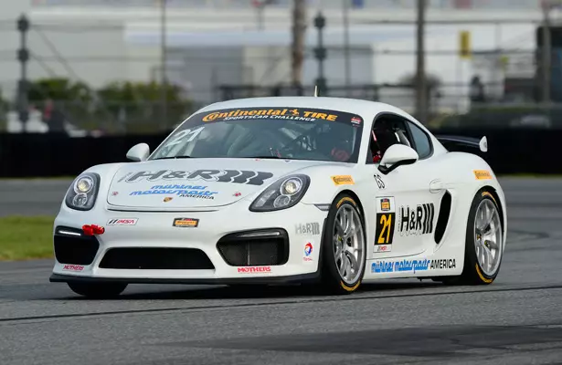 Hayes (Porsche): “Puedes divertirte mucho con el Cayman GT4”