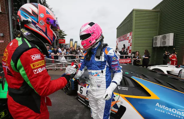 Keen lidera a Barwell 1-2 en Snetterton Carrera 1