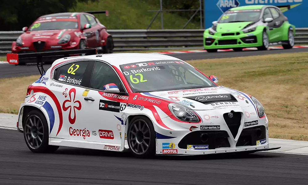 Lundi, BAM ! À la tête de l'effort d'Alfa Romeo TCR 35777_2