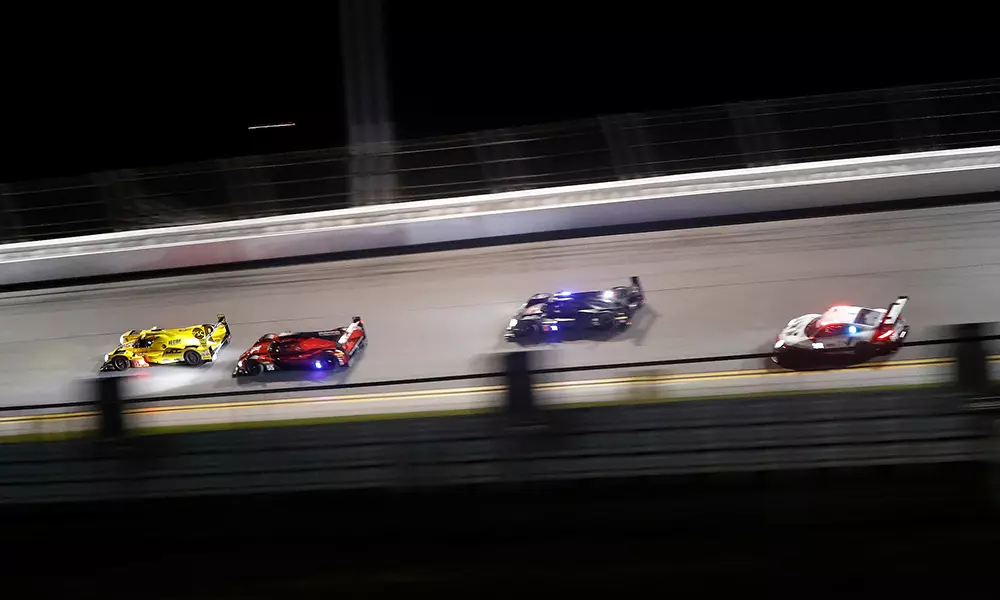 L-IMSA tipparkja Żewġ Karozzi GTD fuq Allegazzjonijiet ta' Sandbagging 675_1