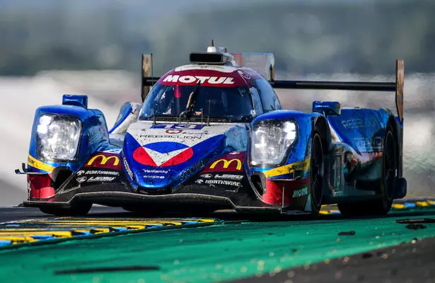 Kwigomeka kwambuwe muri rusange Le Mans Podium muri Kwirengagiza Amarushanwa 6925_1