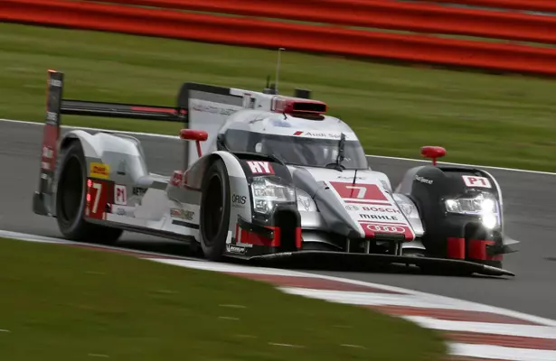 Audi Tops Vandredi nan Silverstone