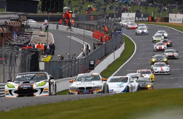 Ginetta 在 Brands Hatch 的 GT4 系列中以二换二